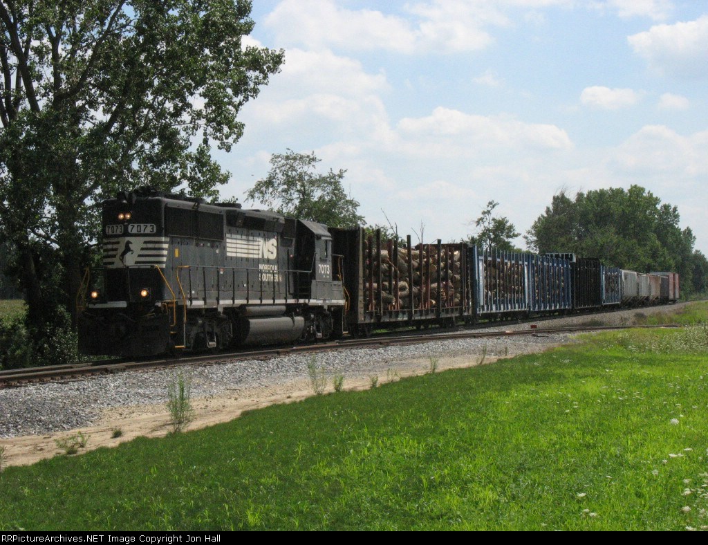 After picking up a few more cars, 7073 prepares to head nortc again with^B47